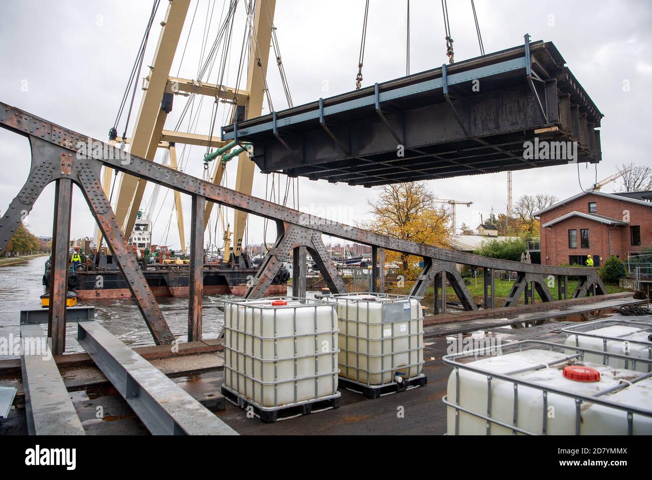 Wilhelmshaven, Germany. 26th Oct, 2020. A floating crane lifts parts of ...