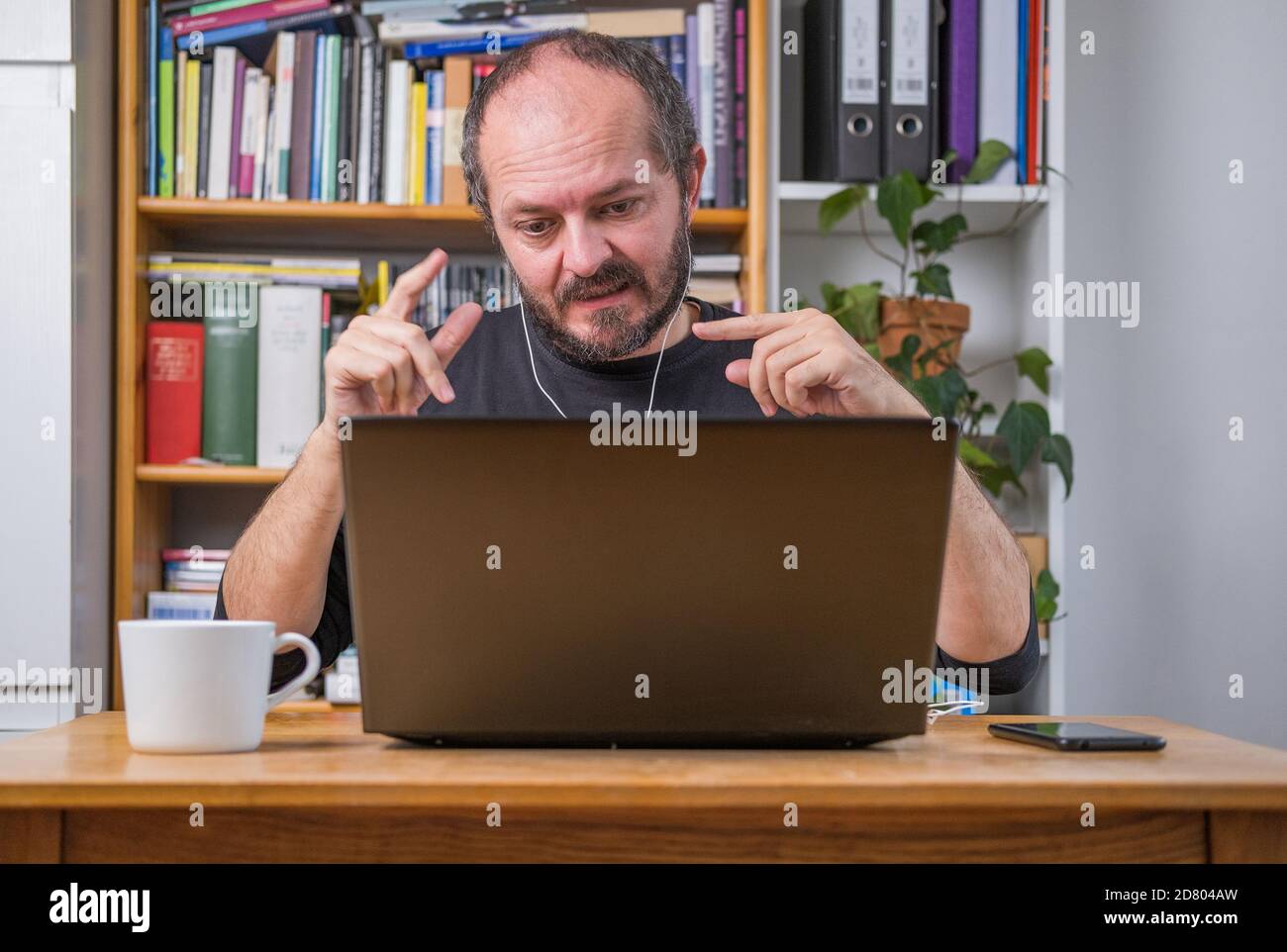 Manager behind desk vintage hi-res stock photography and images - Alamy