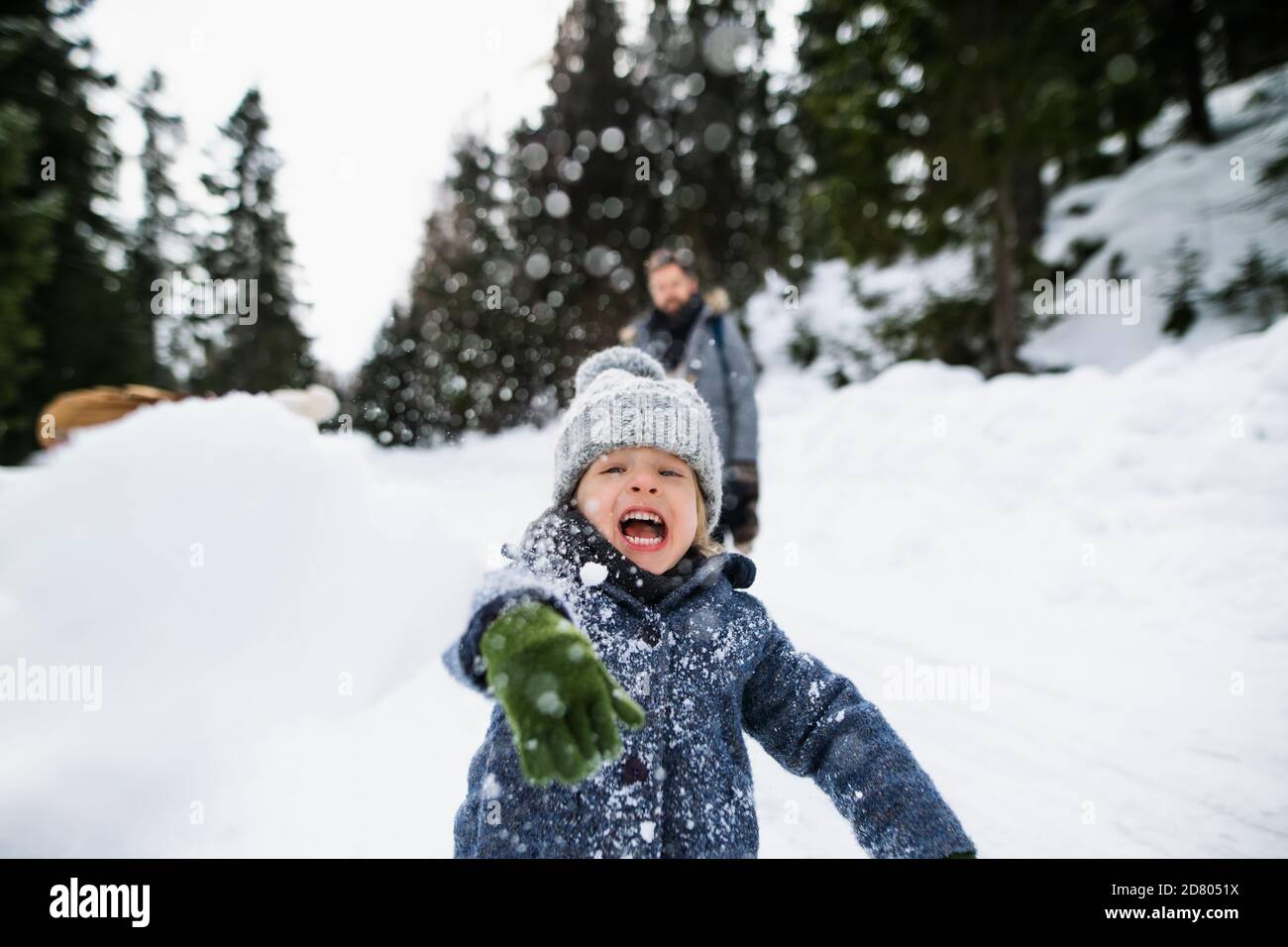 Kids playing winter weather hi-res stock photography and images - Alamy