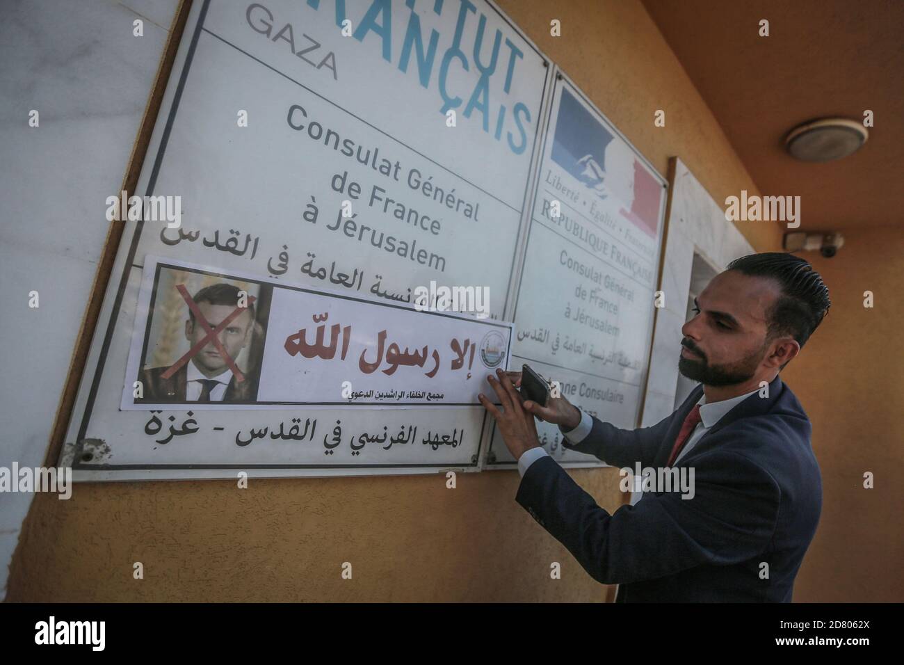 Gaza, Palestinian Territories. 26th Oct, 2020. A Palestinian man puts ...