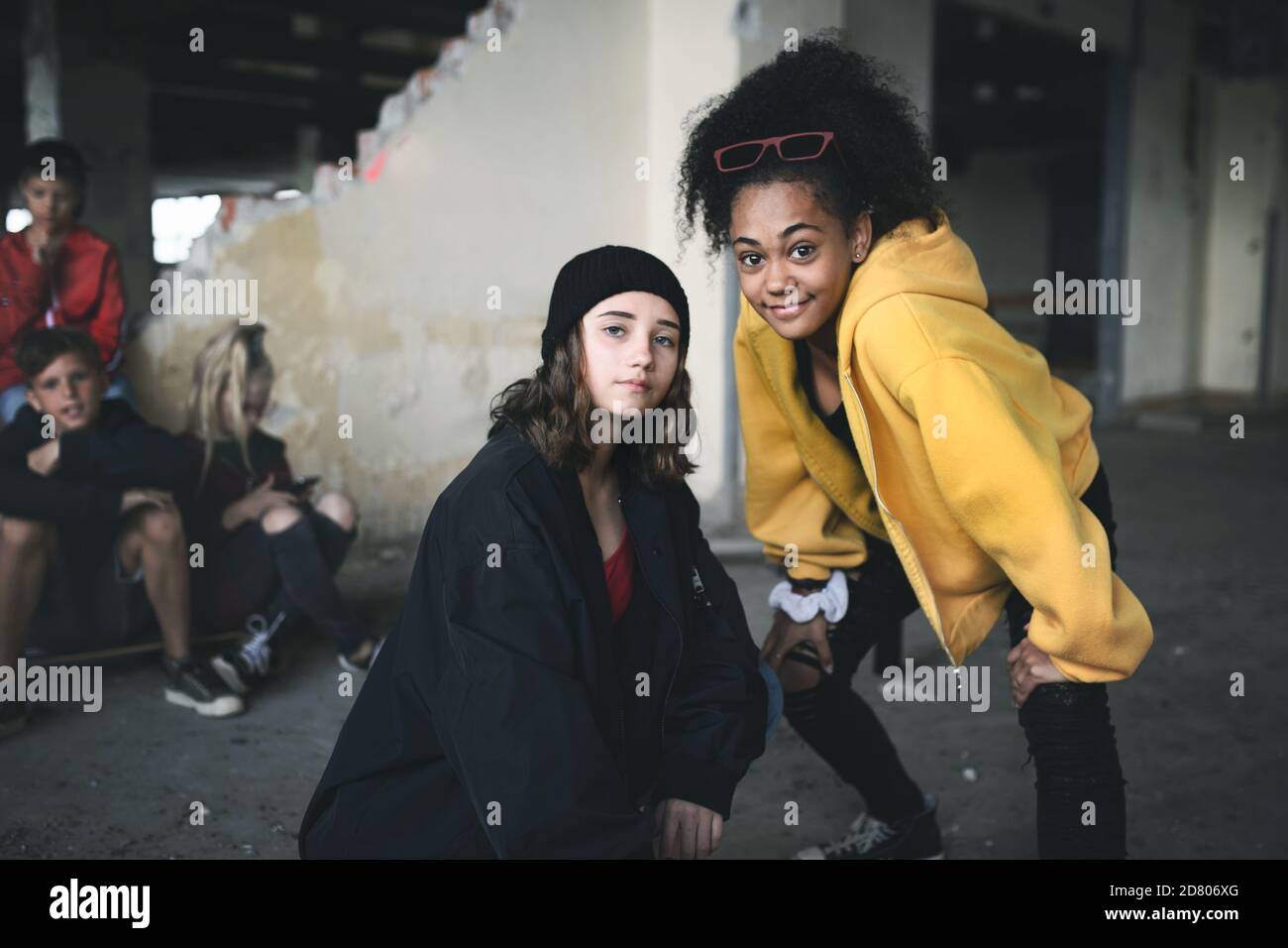 Teens hanging out together hi-res stock photography and images - Alamy