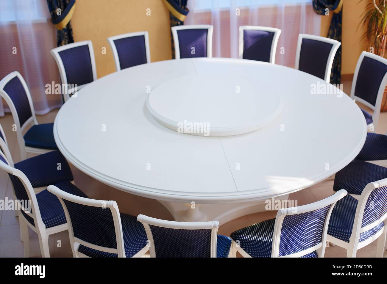 Round table conference hi-res stock photography and images - Alamy