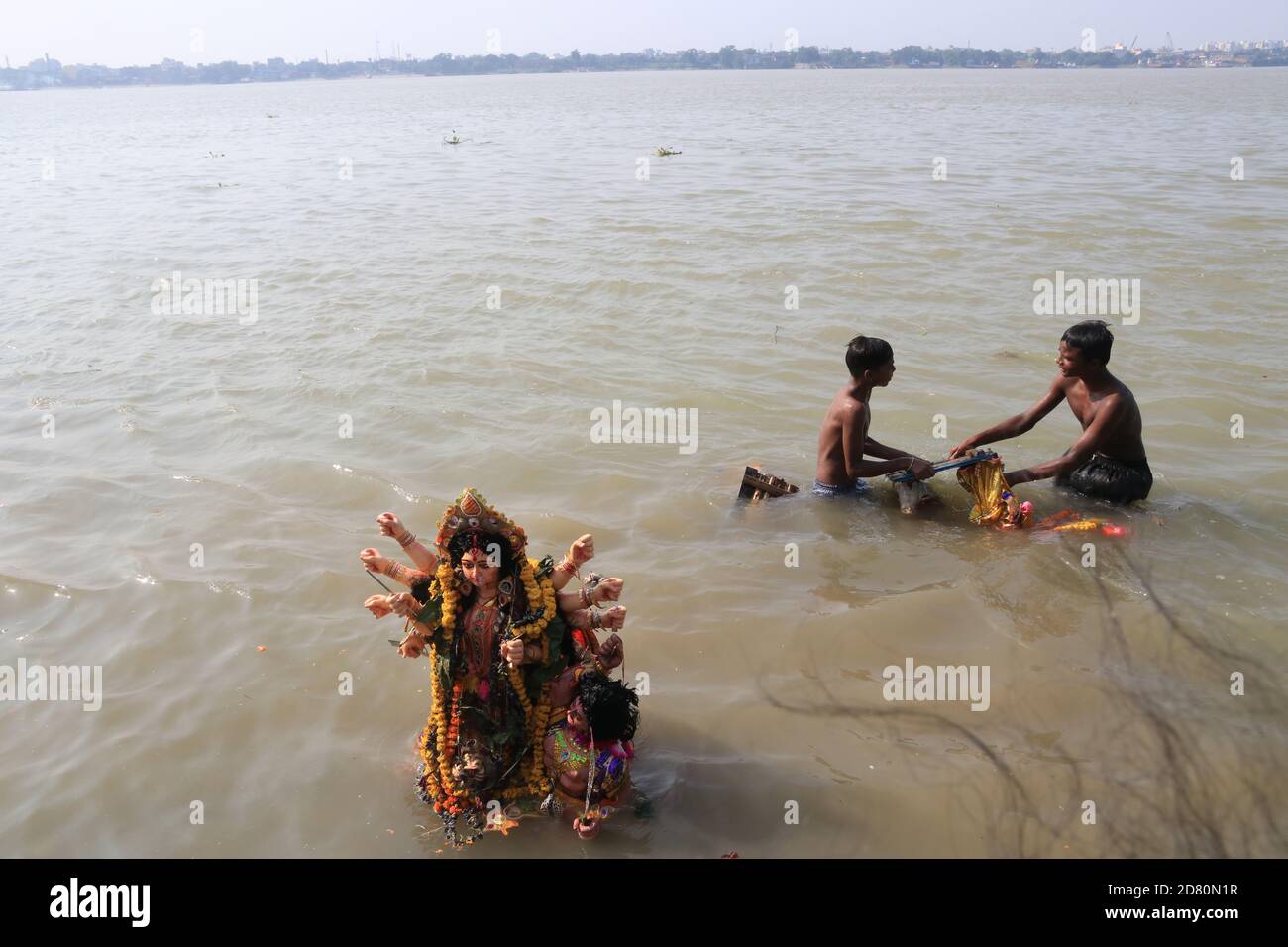 Kolkata, India. 26th Oct, 2020. Devotees wearing mask participate the ...