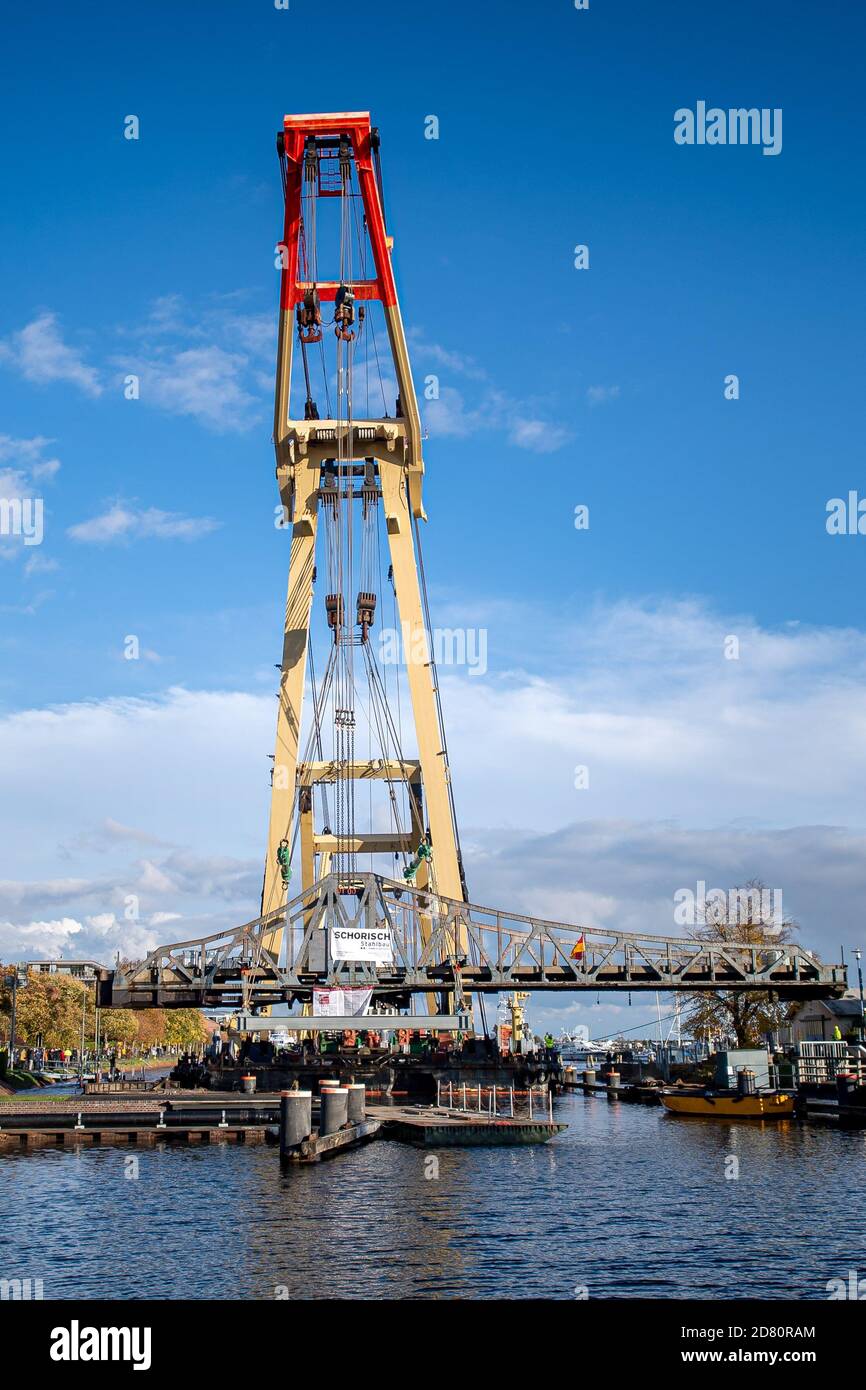 Wilhelmshaven, Germany. 26th Oct, 2020. A floating crane lifts the dike ...