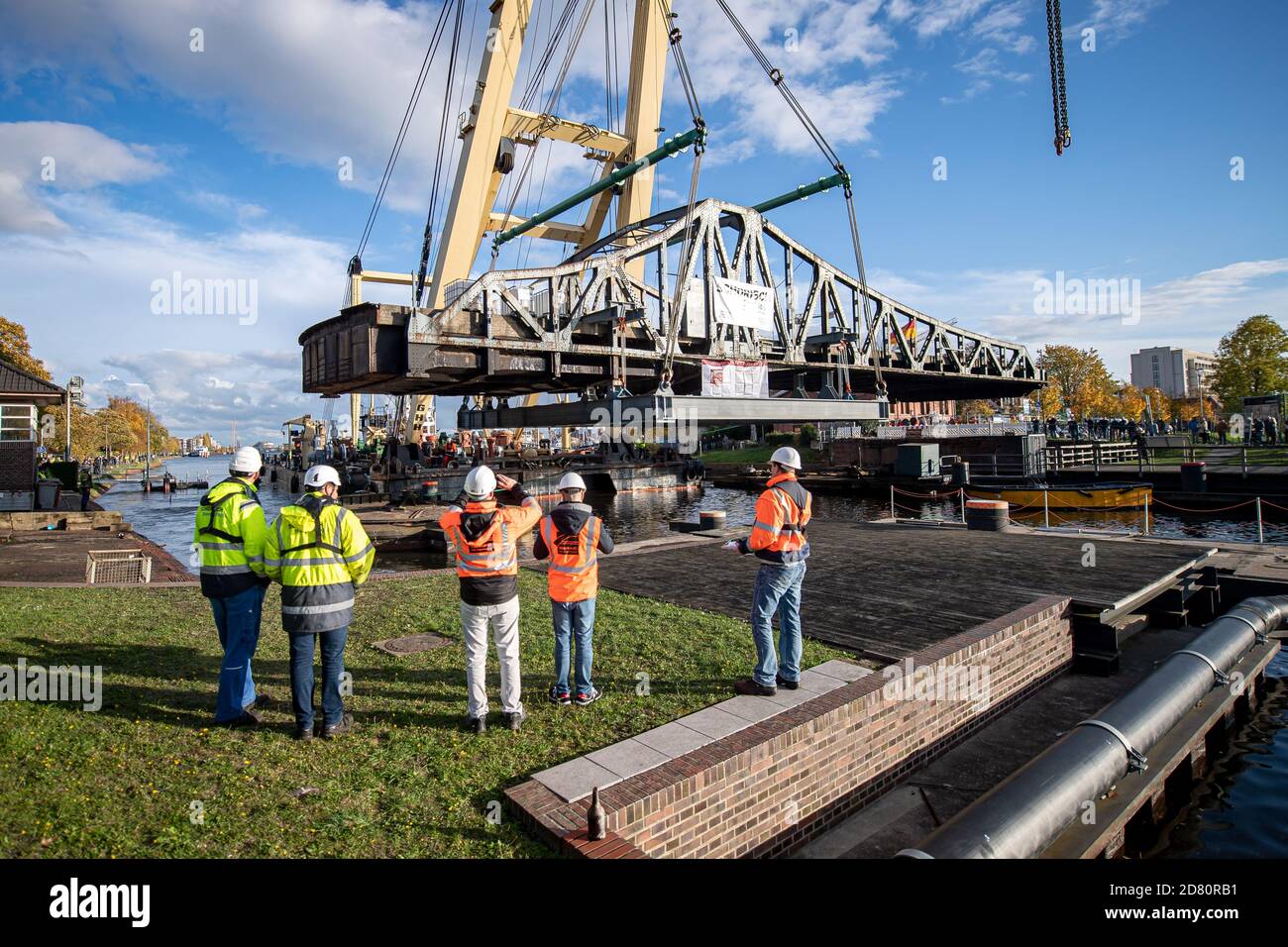 Wilhelmshaven, Germany. 26th Oct, 2020. A floating crane lifts the dike ...