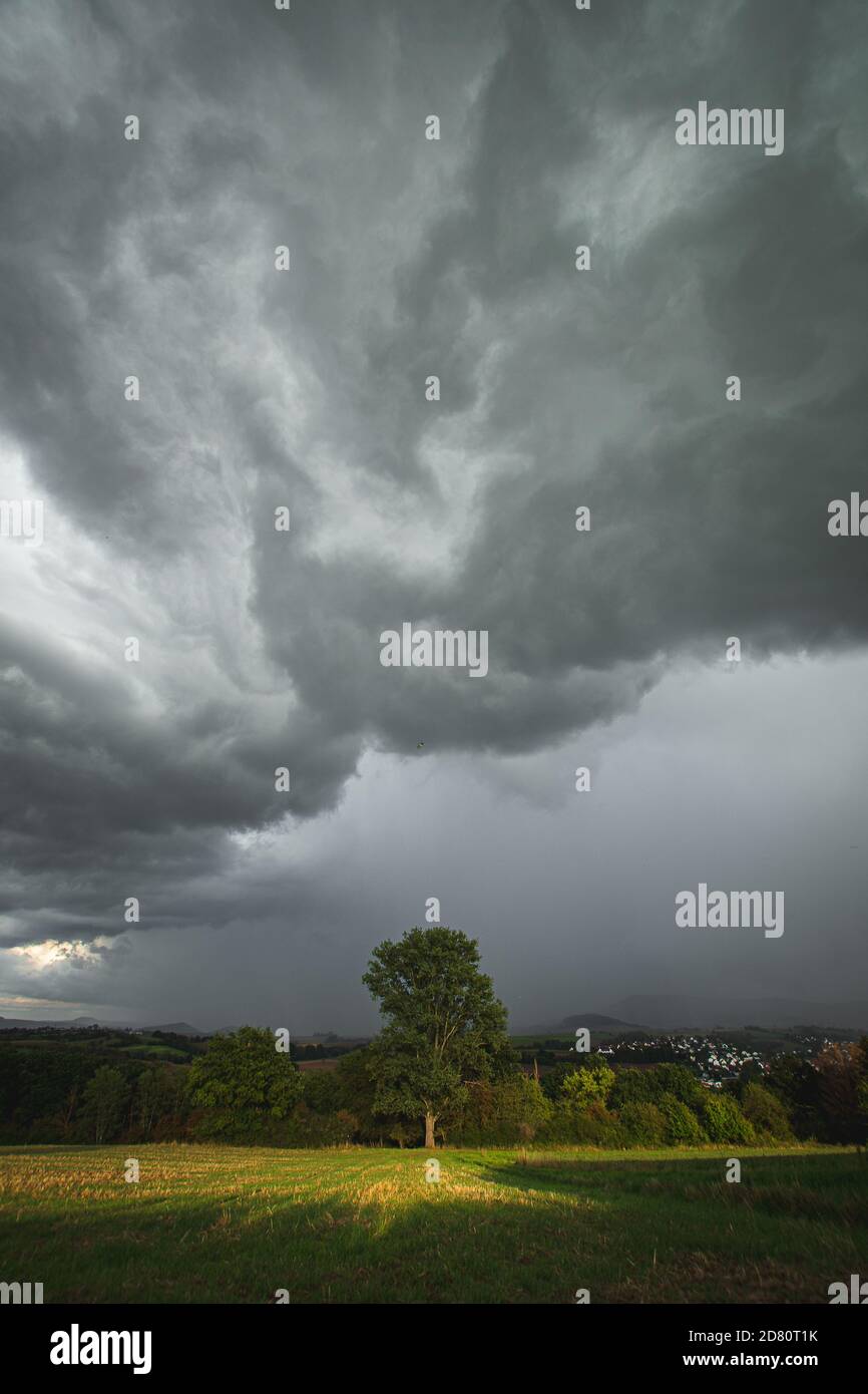 Lightning over tree hi-res stock photography and images - Alamy