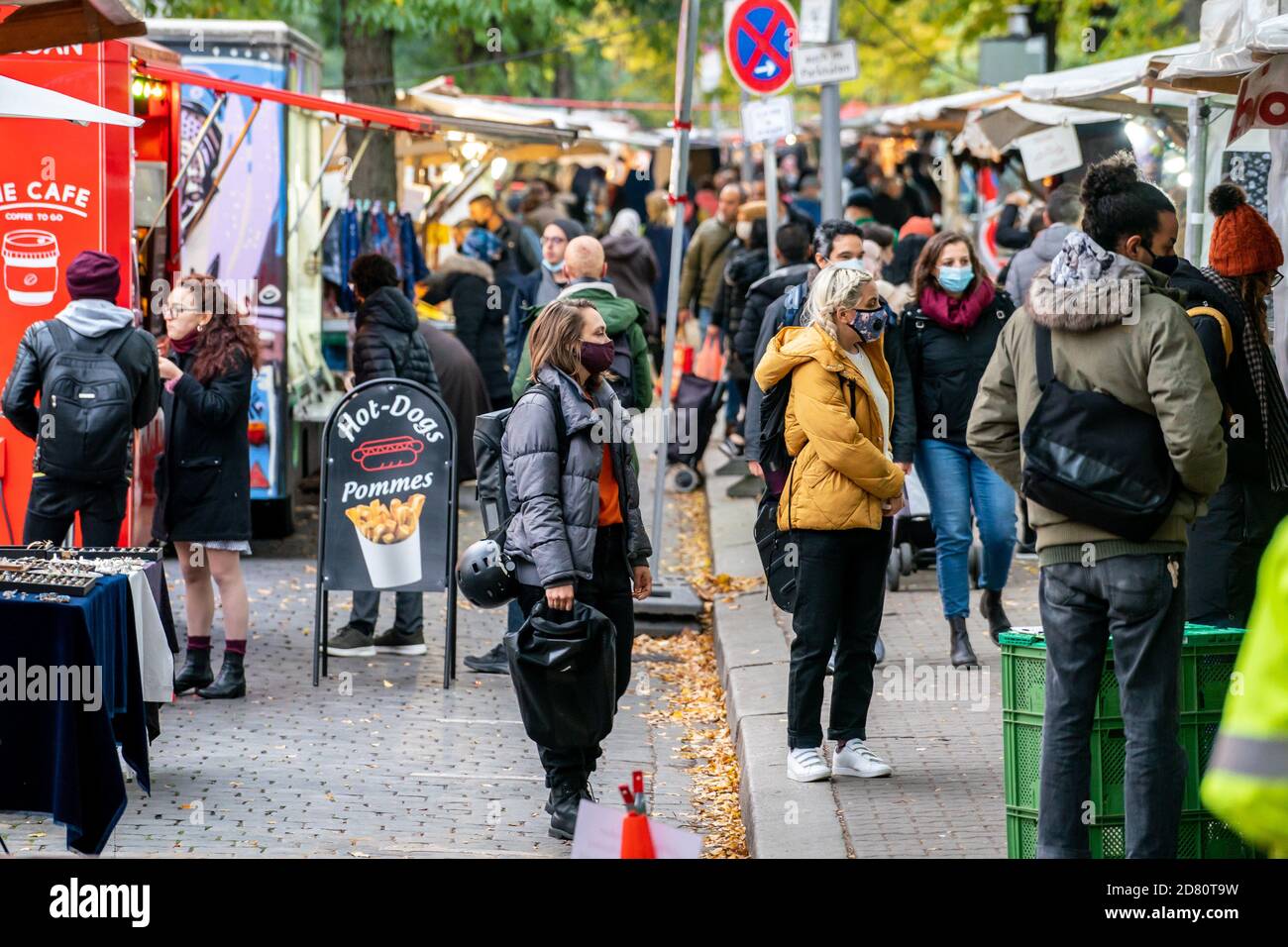 October 20, 2020, berlin, at the weekly market on Maybachufer in the ...