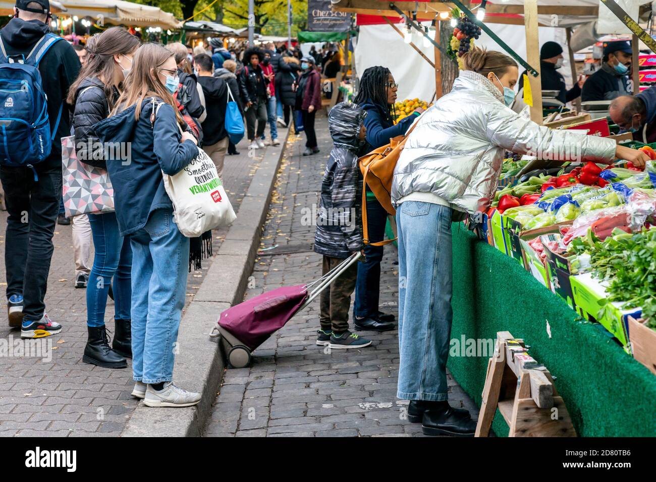 October 20, 2020, berlin, at the weekly market on Maybachufer in the ...