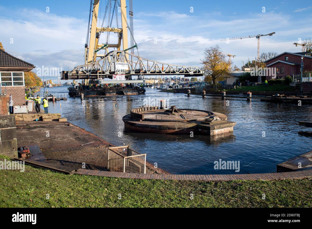 Wilhelmshaven, Germany. 26th Oct, 2020. A floating crane lifts the dike ...