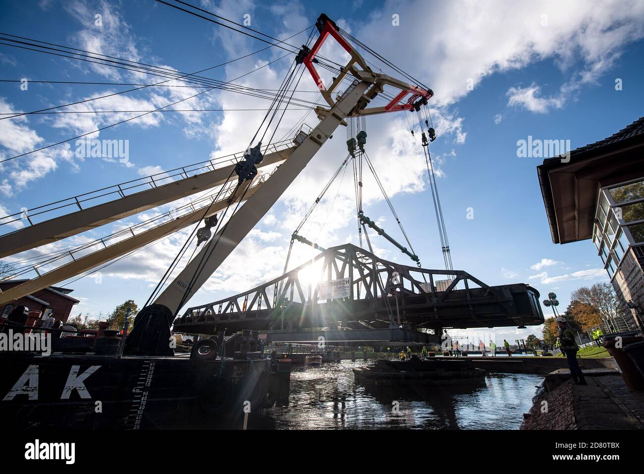 Wilhelmshaven, Germany. 26th Oct, 2020. A floating crane lifts the dike ...