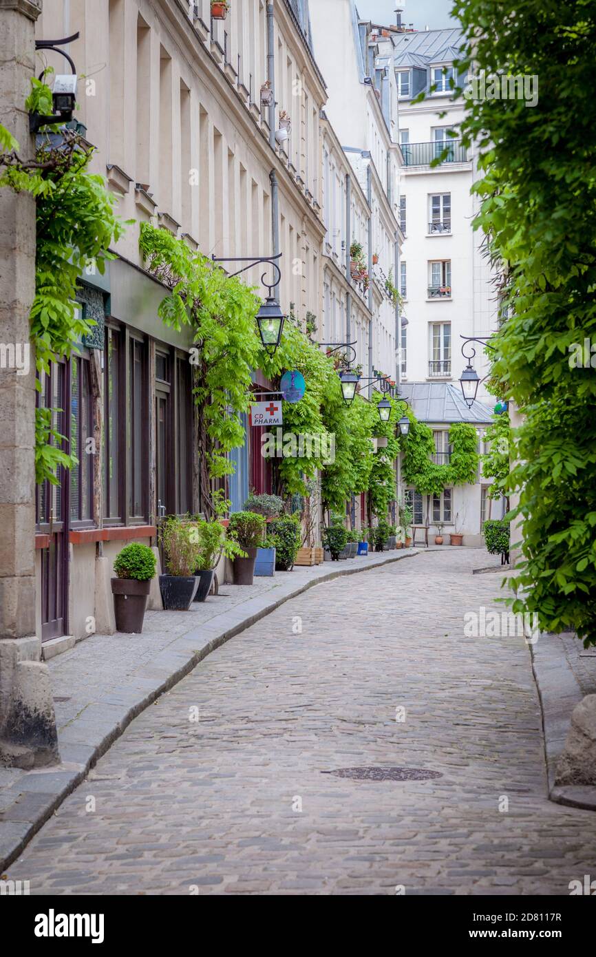 Cobblestone alley paris hi-res stock photography and images - Alamy
