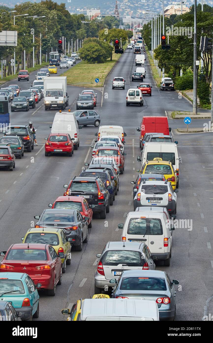 Cars red traffic light queue hi-res stock photography and images - Alamy