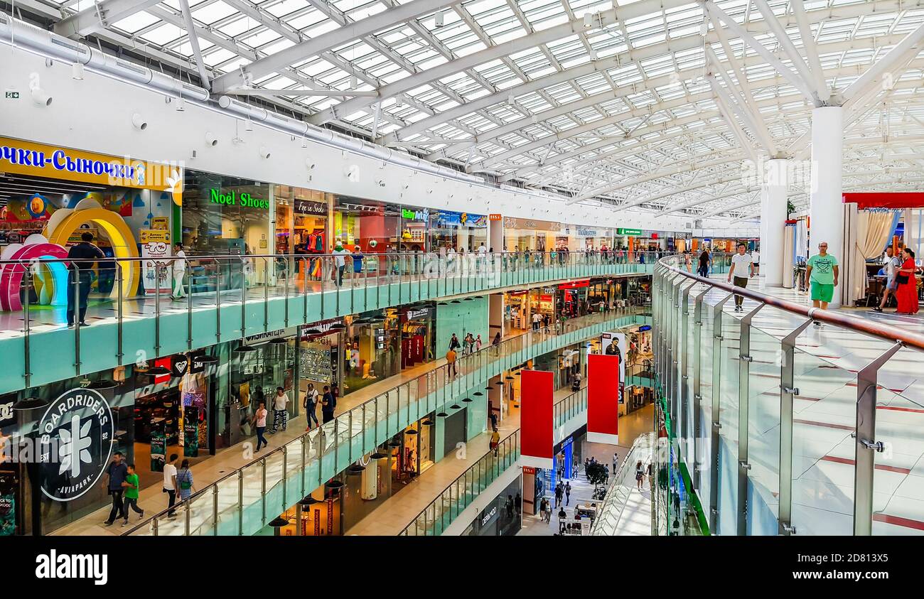 Moscow russia august shopping hi-res stock photography and images - Alamy