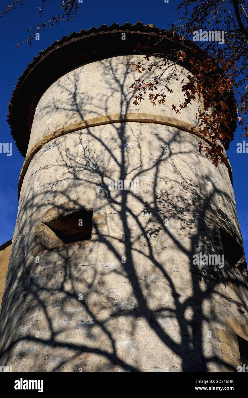 Shadows on roughcast turret wall hi-res stock photography and images ...