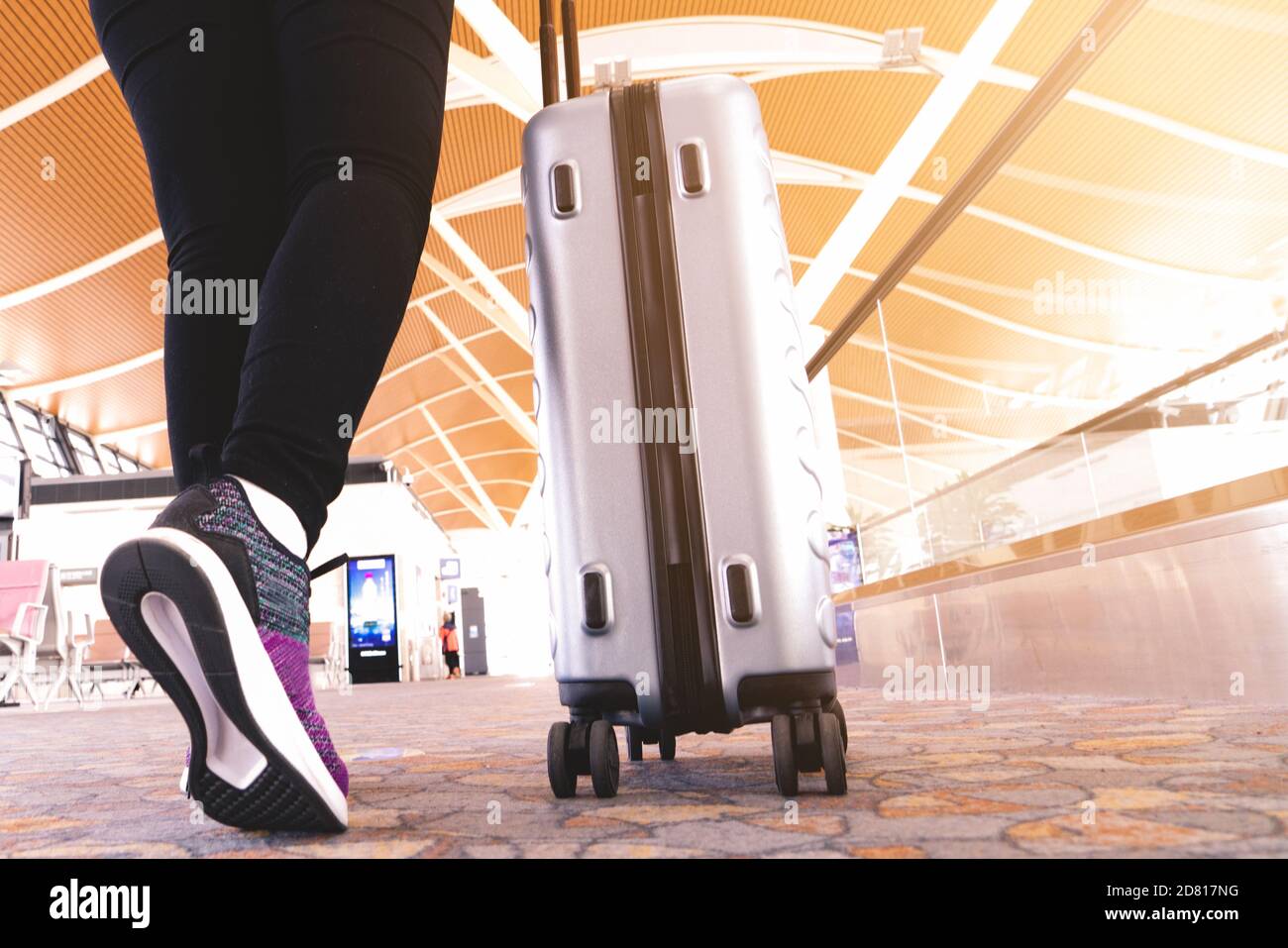 Business man airport walkway hi-res stock photography and images - Alamy