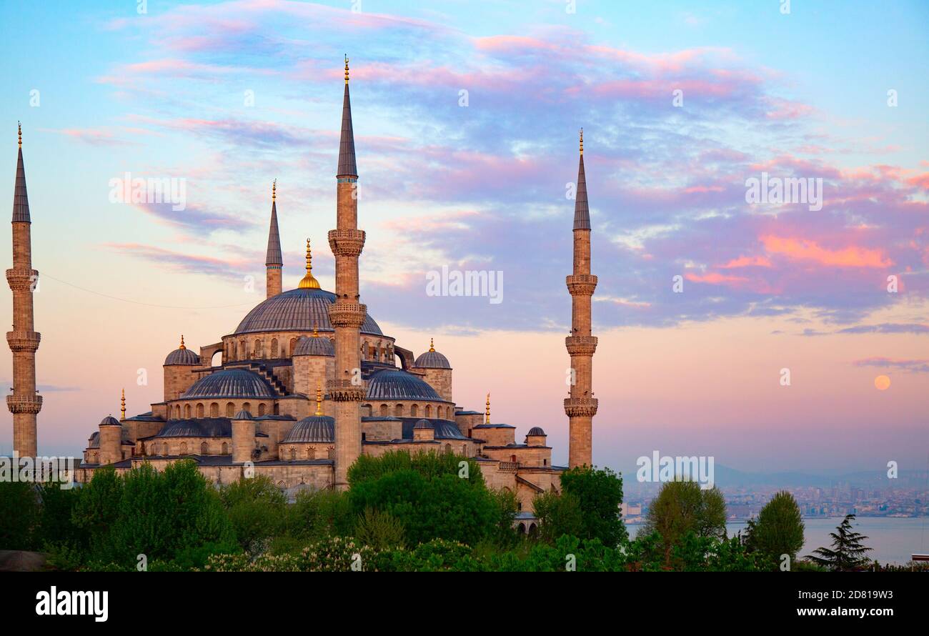 Famous "Blue mosque" in Istanbul, Turkey Stock Photo - Alamy