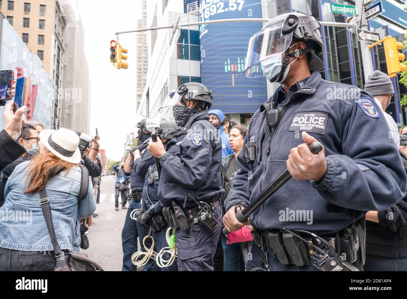 Trump tower nypd standing guard hi-res stock photography and images - Alamy