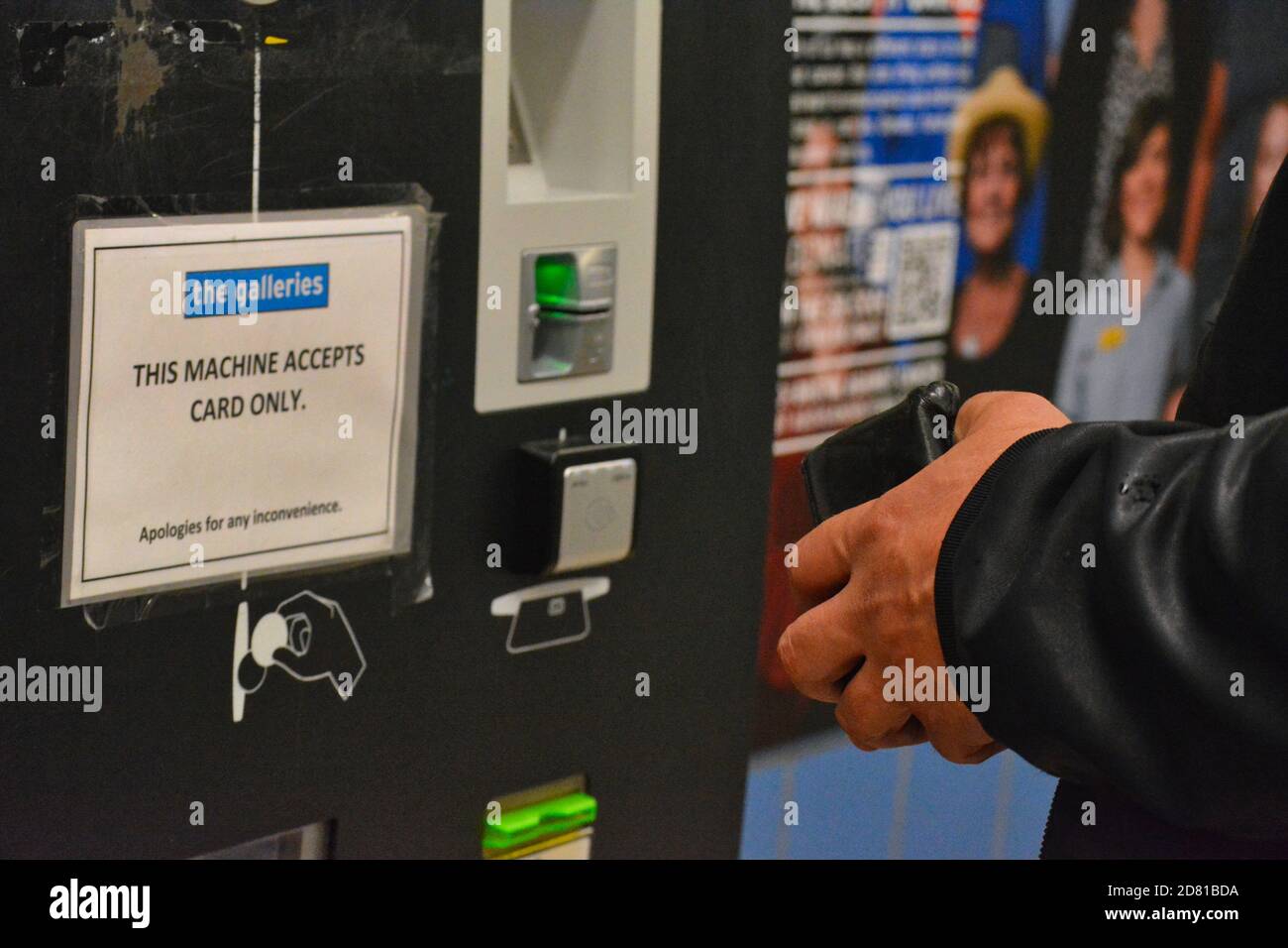 Man paying at the parking machine Stock Photo - Alamy