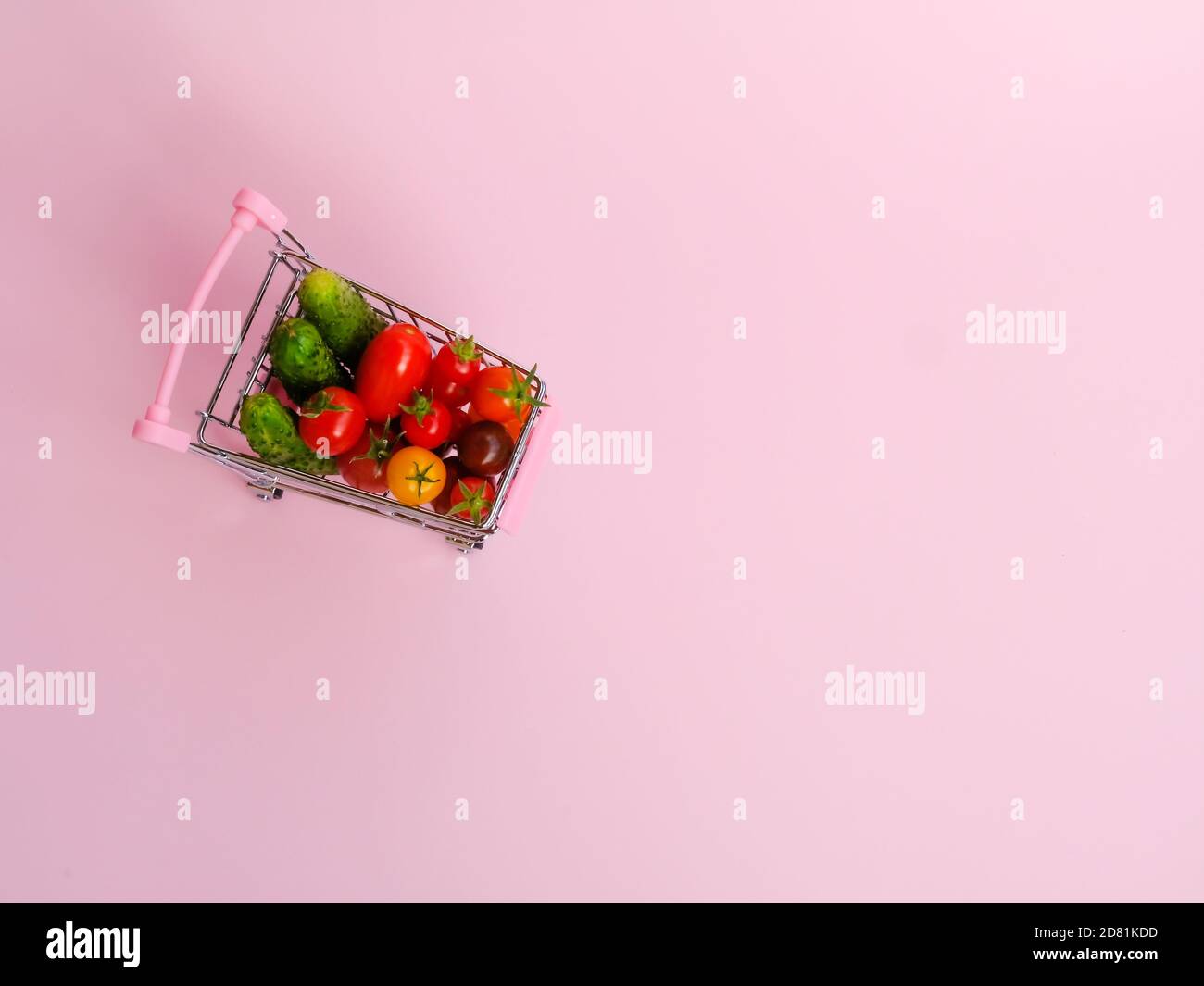 Pink shopping basket hi-res stock photography and images - Alamy