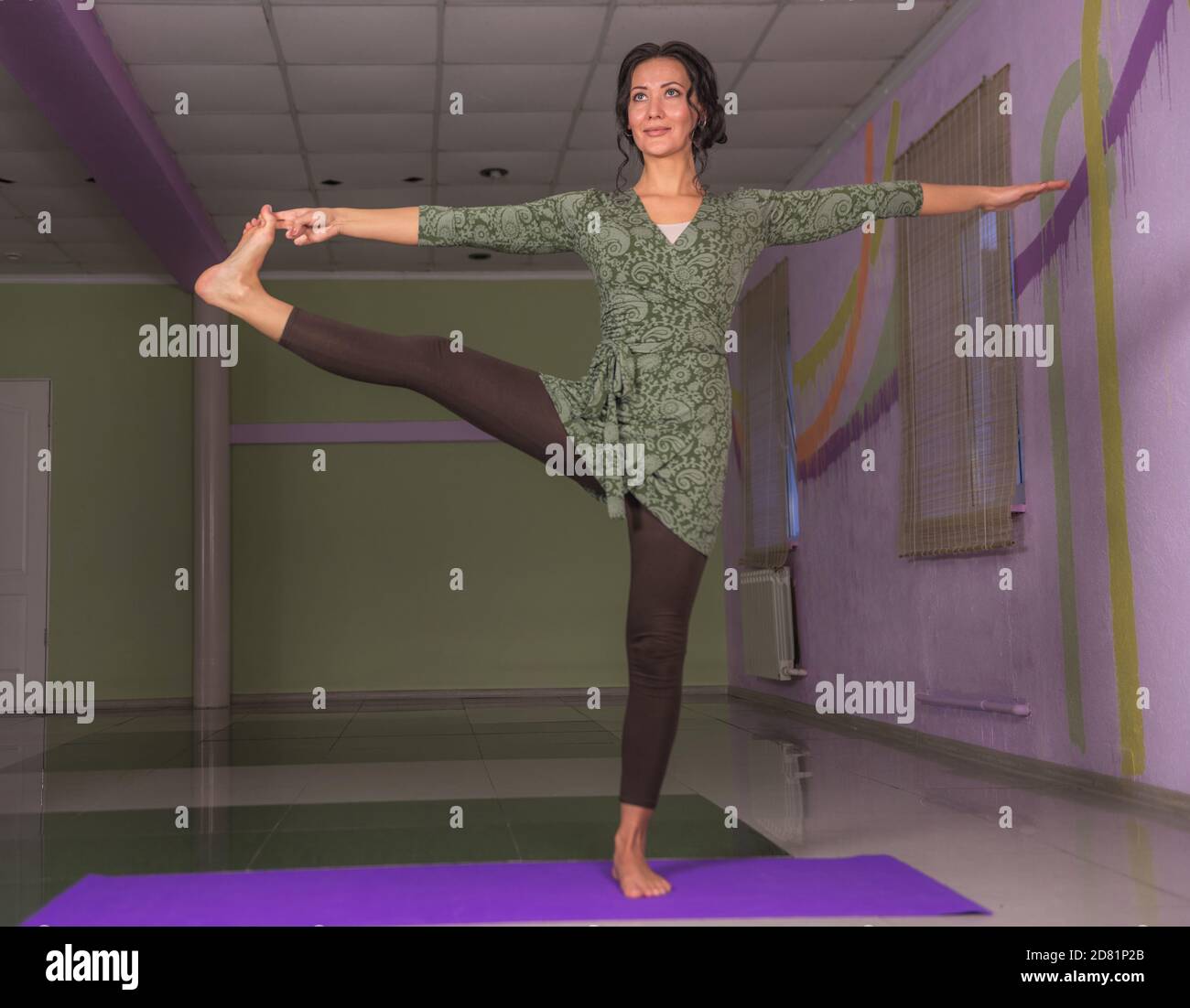 Lady teaches yoga lesson in fitness class Stock Photo - Alamy