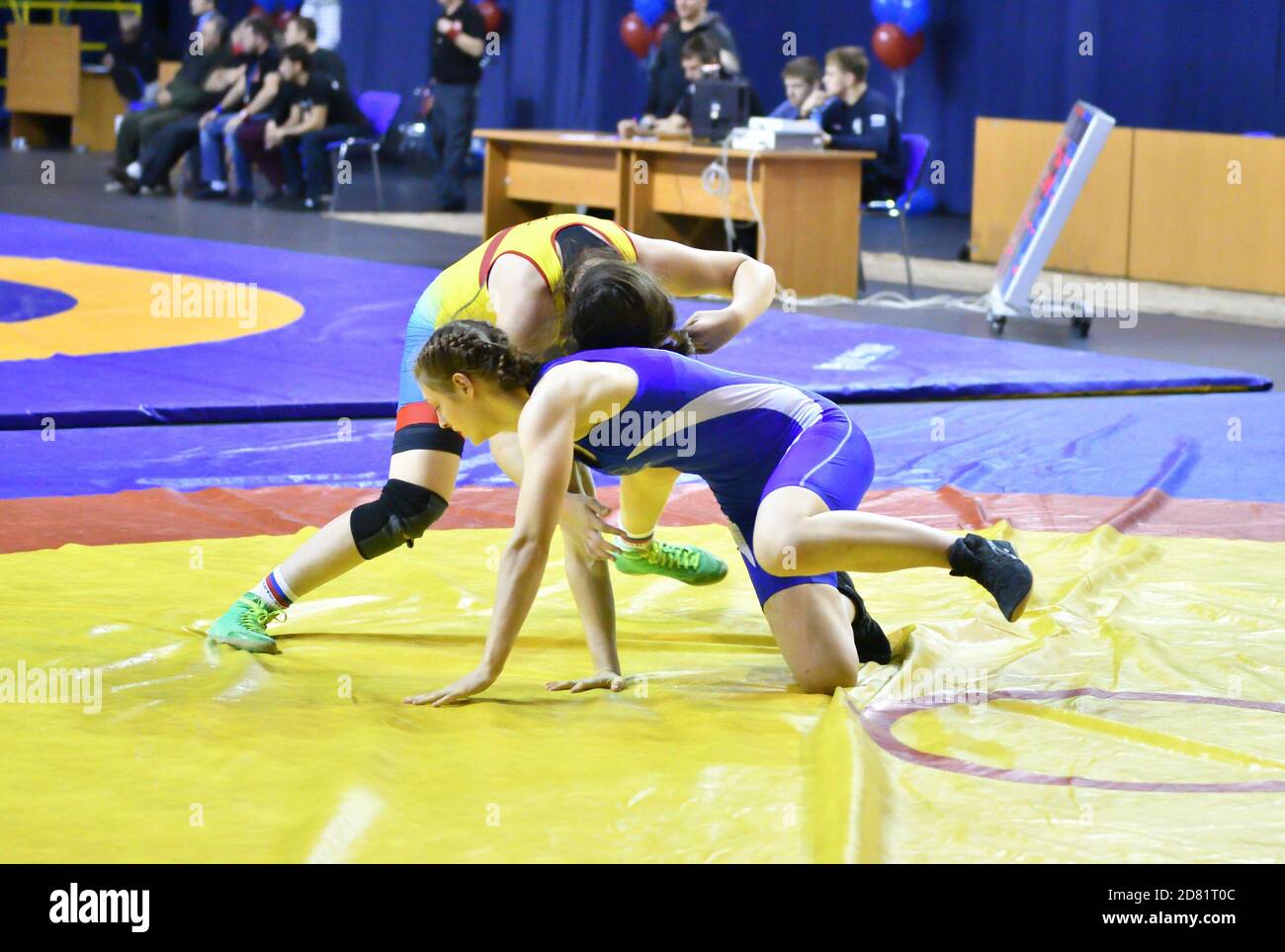 Two girls arm wrestling hi-res stock photography and images - Alamy