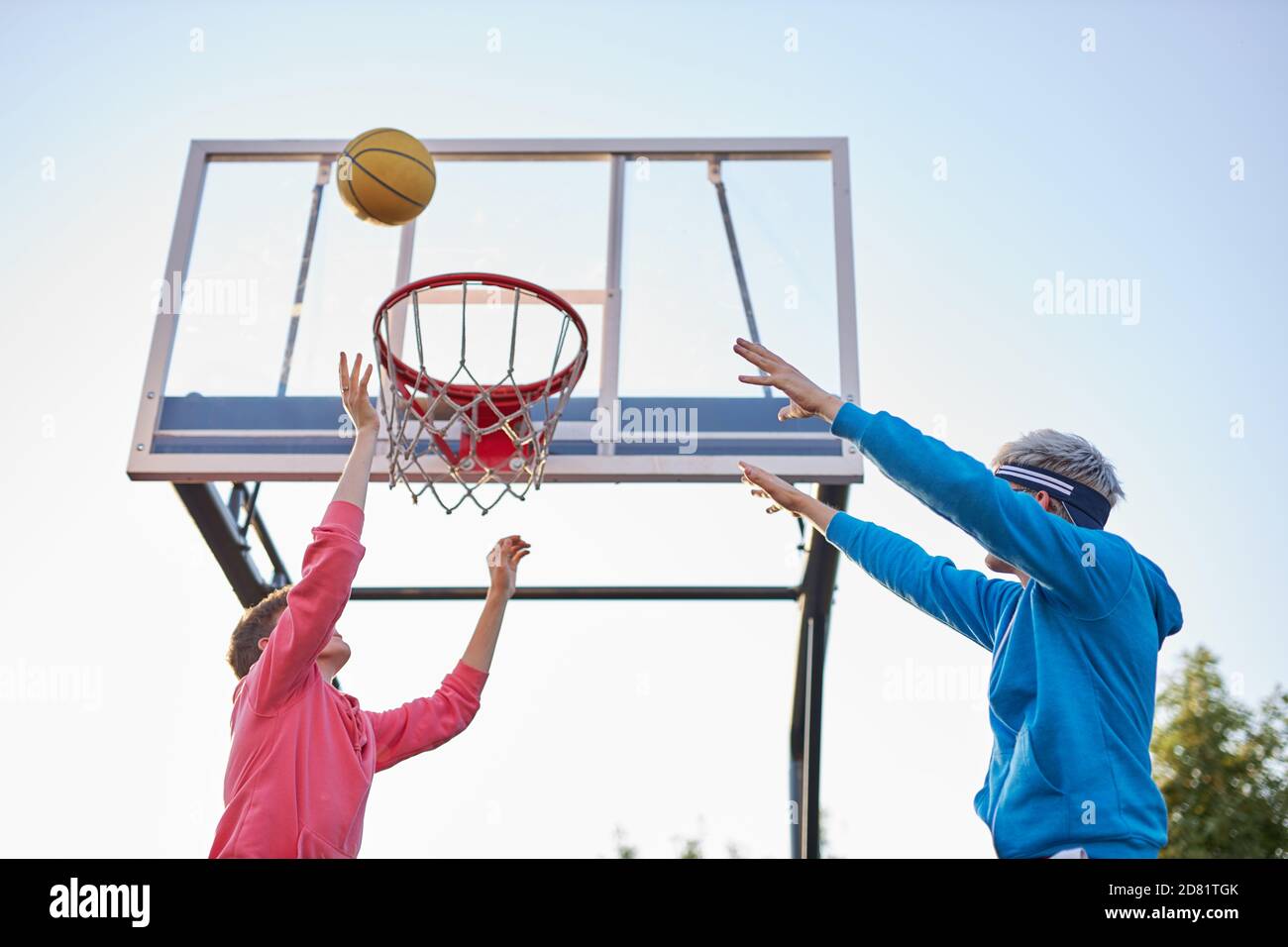 Kids playing basketball street hi-res stock photography and images - Alamy