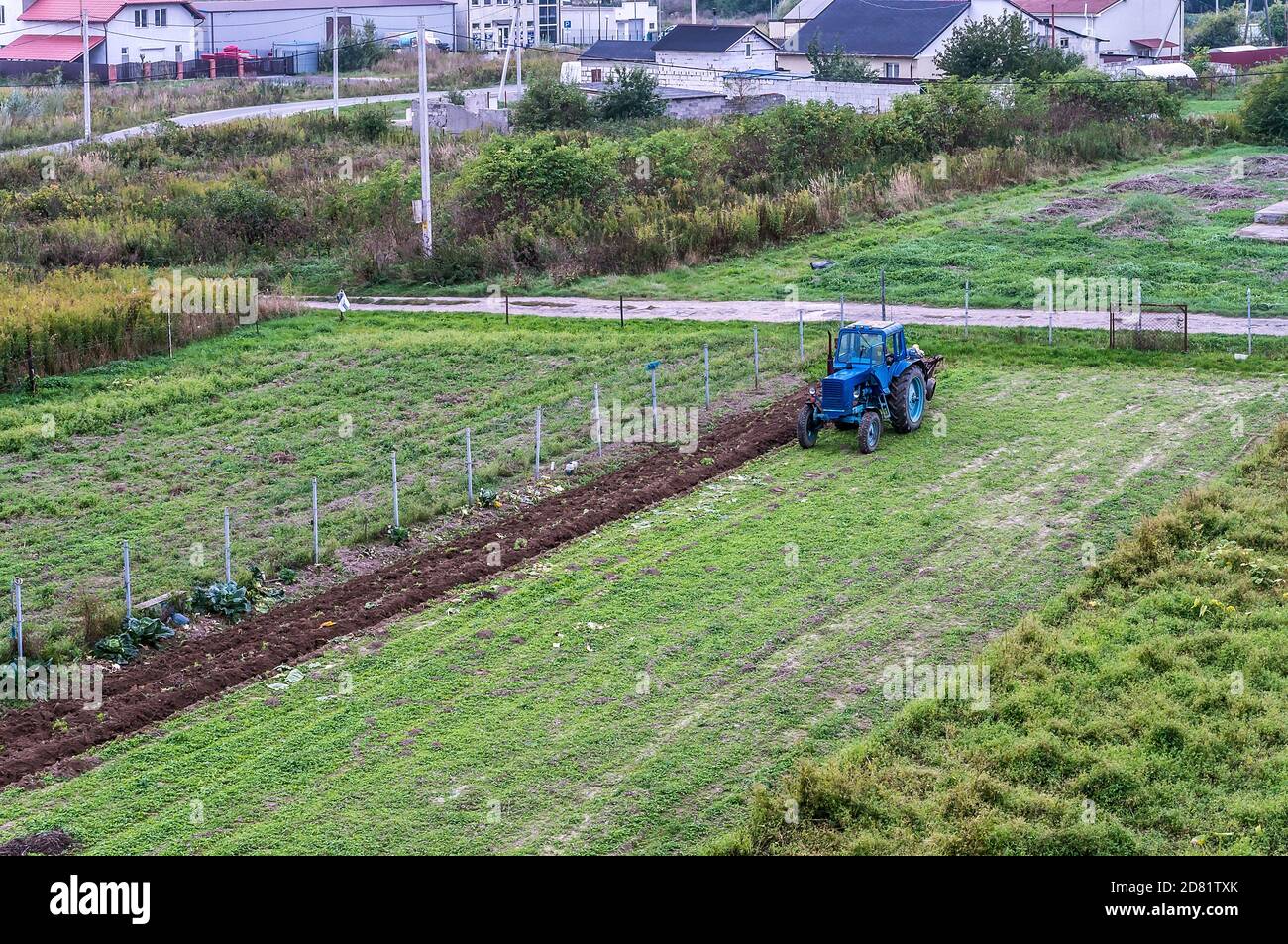 fertilizing fields, blue tractor fertilizing a field, farmers spreading ...