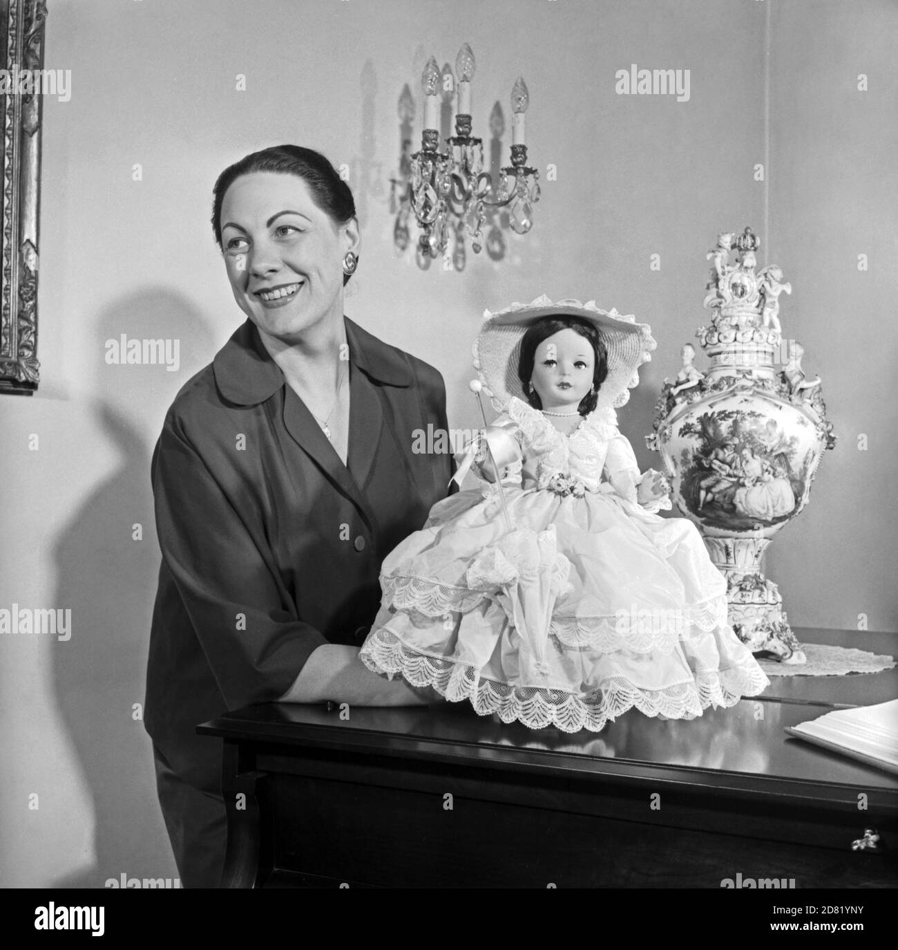 Soprano lírico hi-res stock photography and images - Alamy