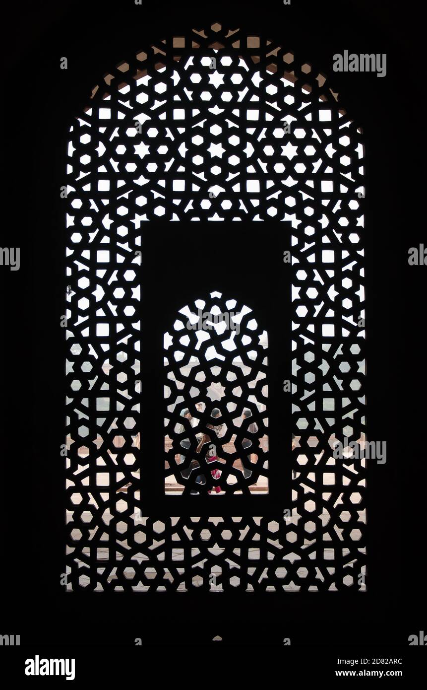 A window in the tomb of the Indian Mughal Emperor Humayun Stock Photo ...