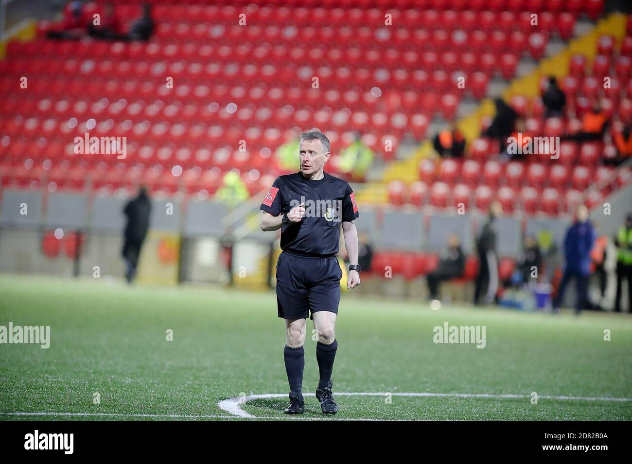 The man in the middle Derek Tomney during the Airtricity League fixture ...