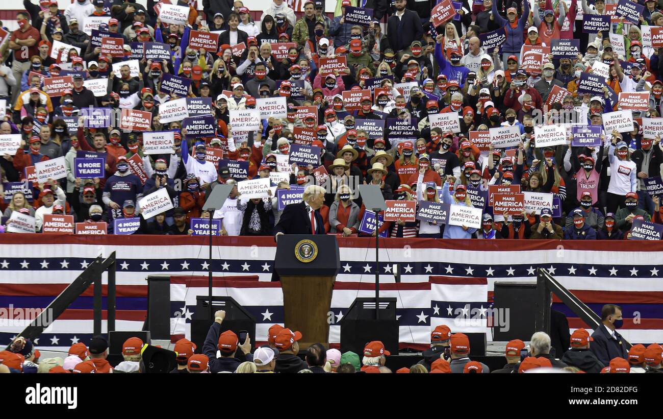 Pennsylvania, USA. 26th Oct, 2020. (NEW) US President Trump Returns to ...