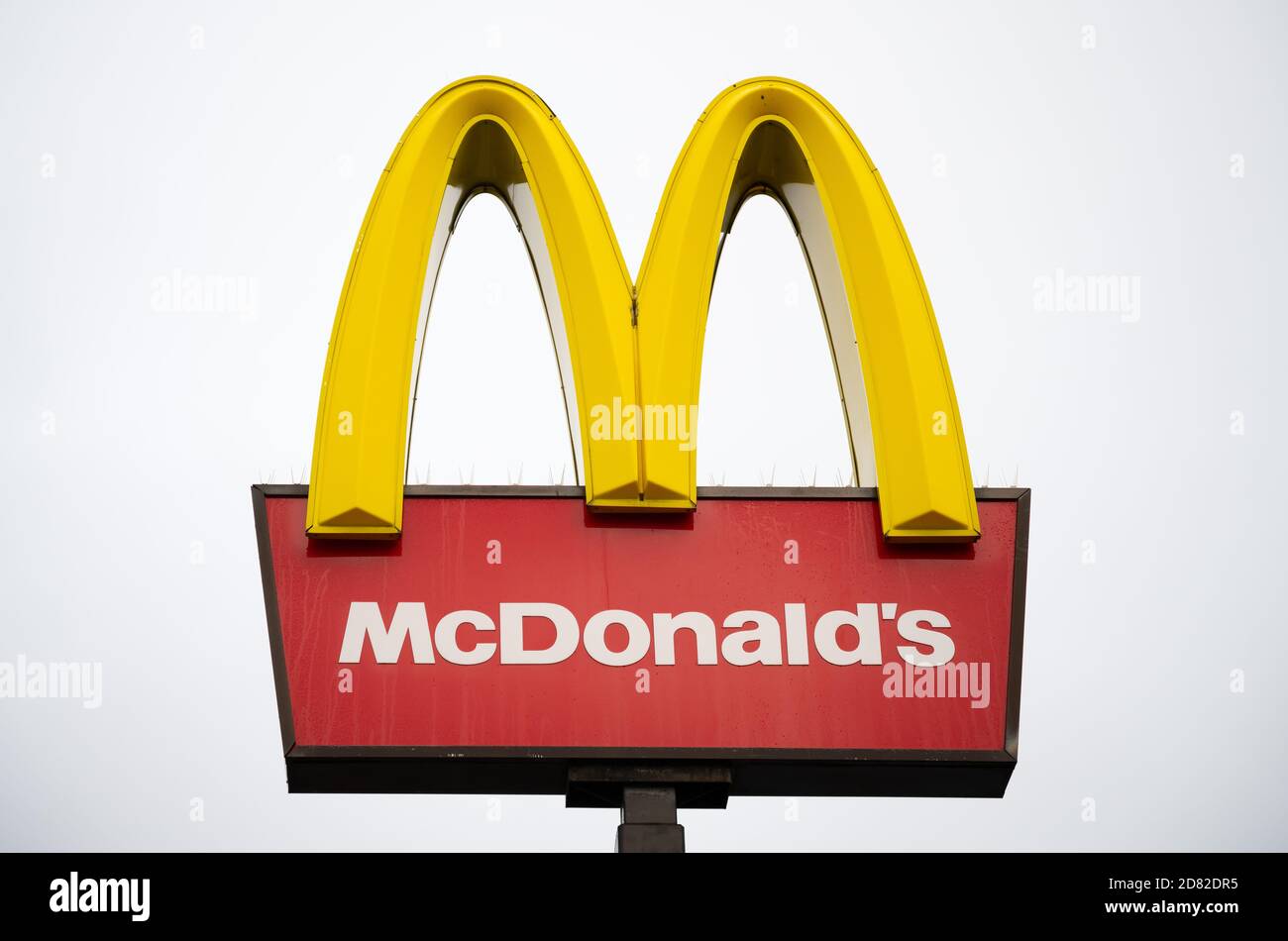 A McDonald’s restaurant sign in the UK Stock Photo - Alamy