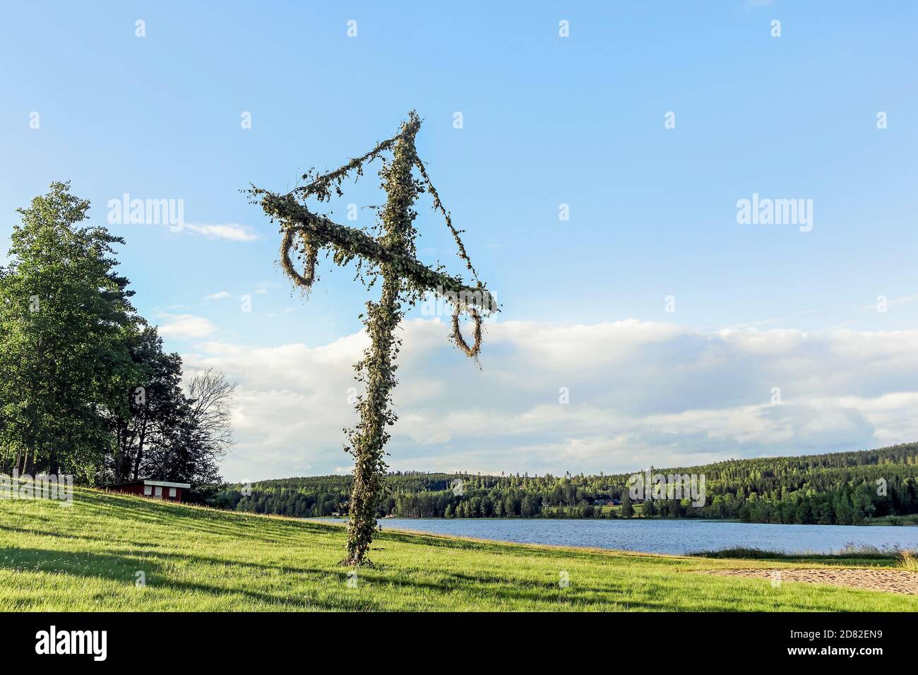 Swedish midsummer maypole at lakeside Stock Photo - Alamy