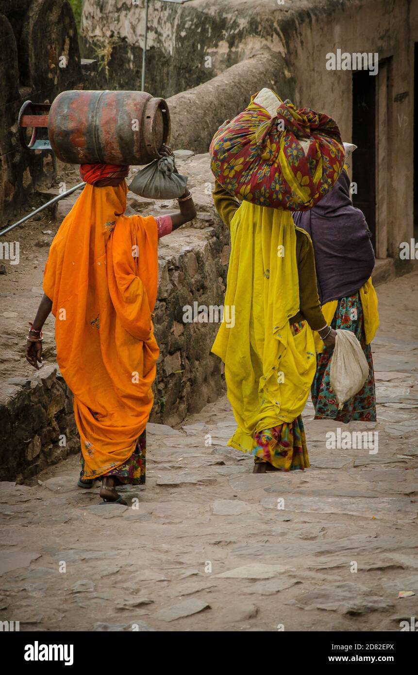 Women carrying items in India Stock Photo - Alamy