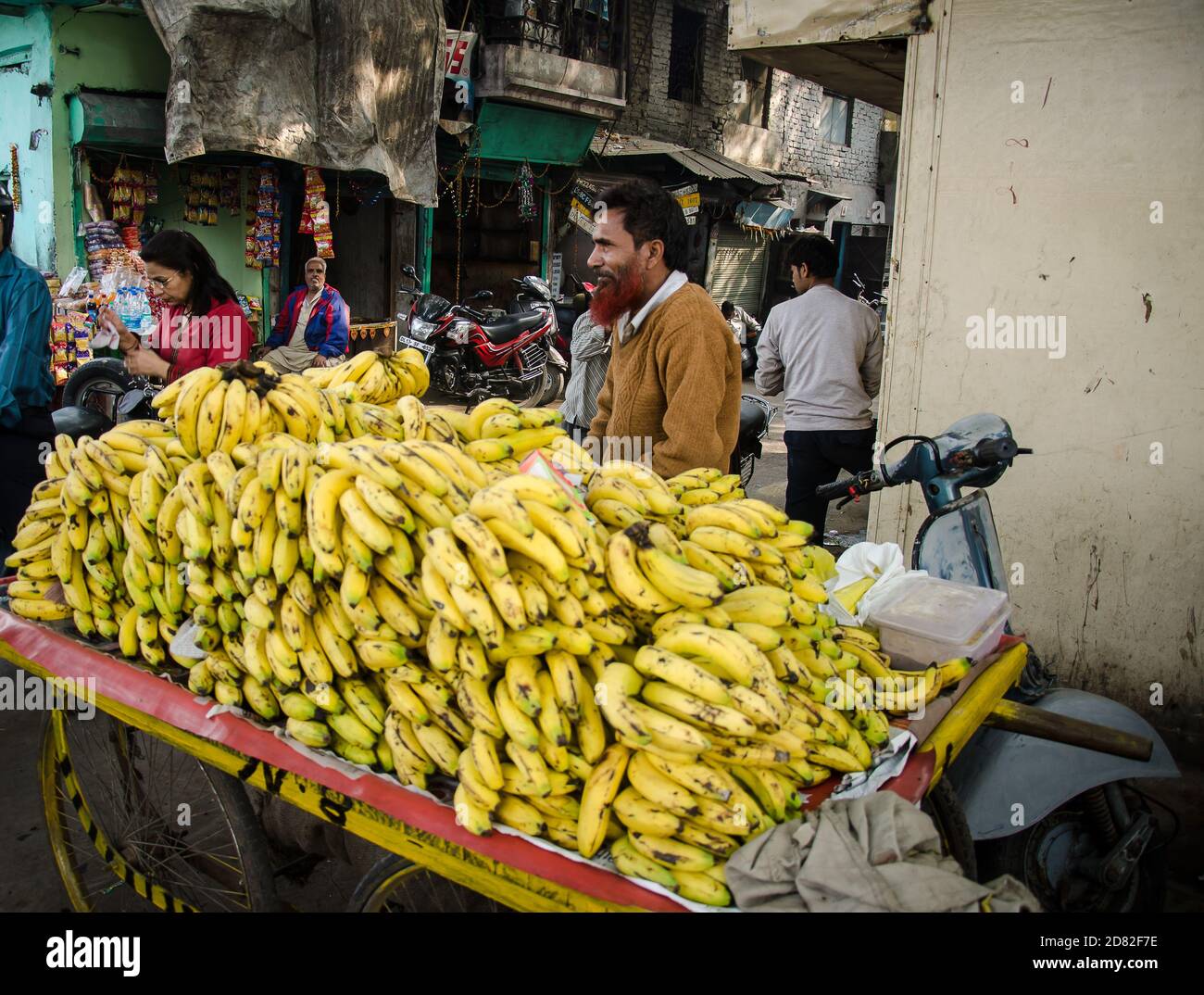 Banana vendor in India Stock Photo - Alamy