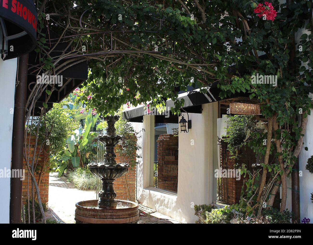 Courtyard between buildings hi-res stock photography and images - Alamy