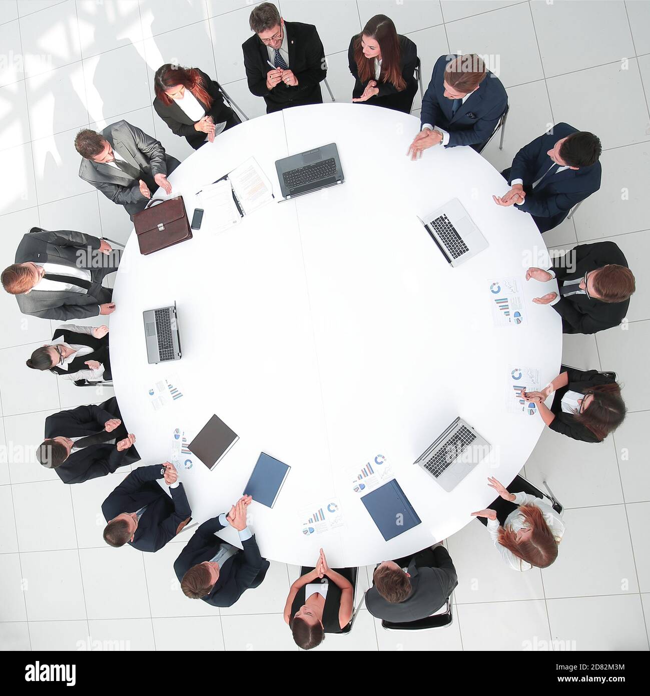 Boardroom women round table hi-res stock photography and images - Alamy