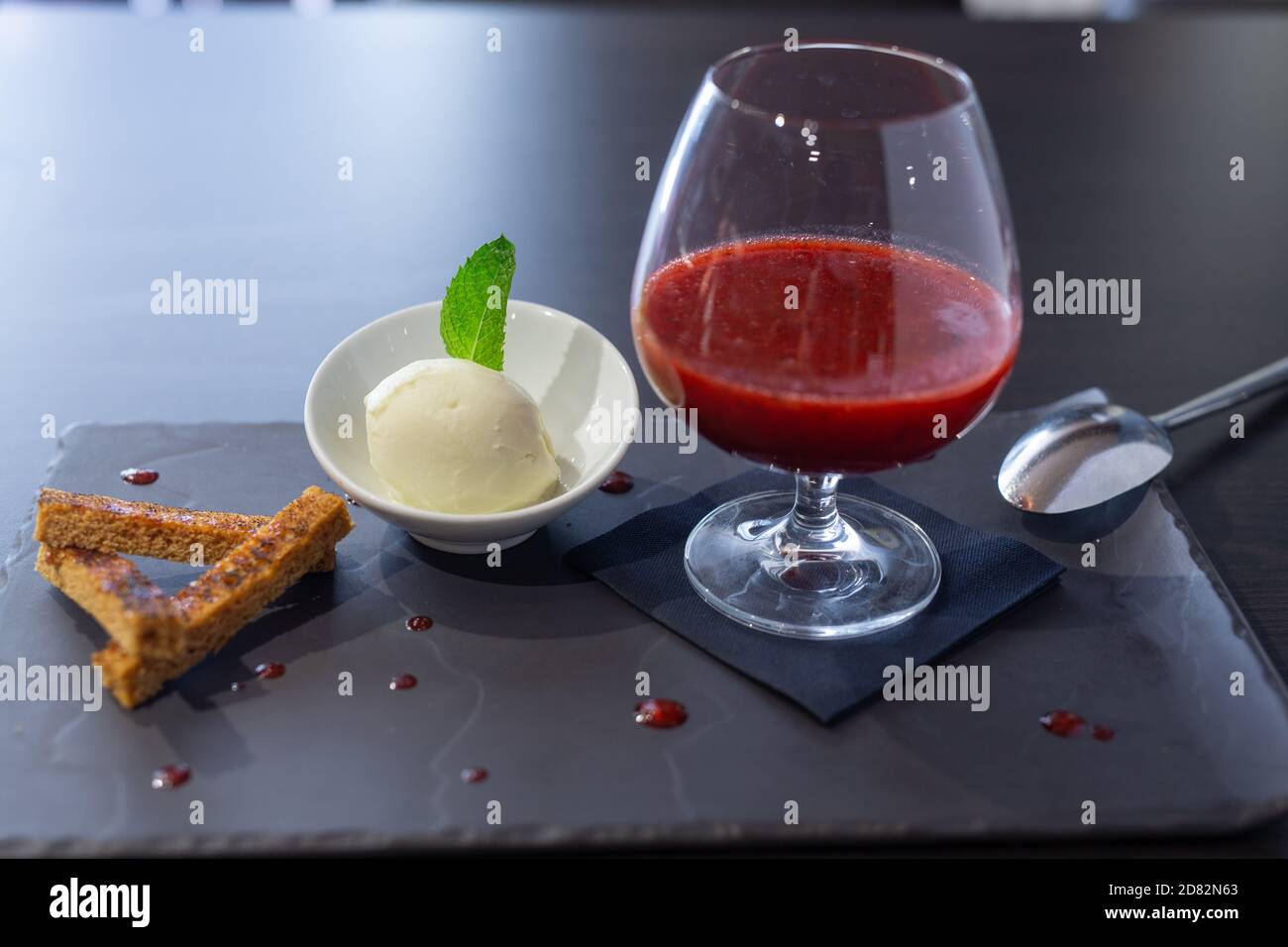 Red fruit coulis hi-res stock photography and images - Alamy