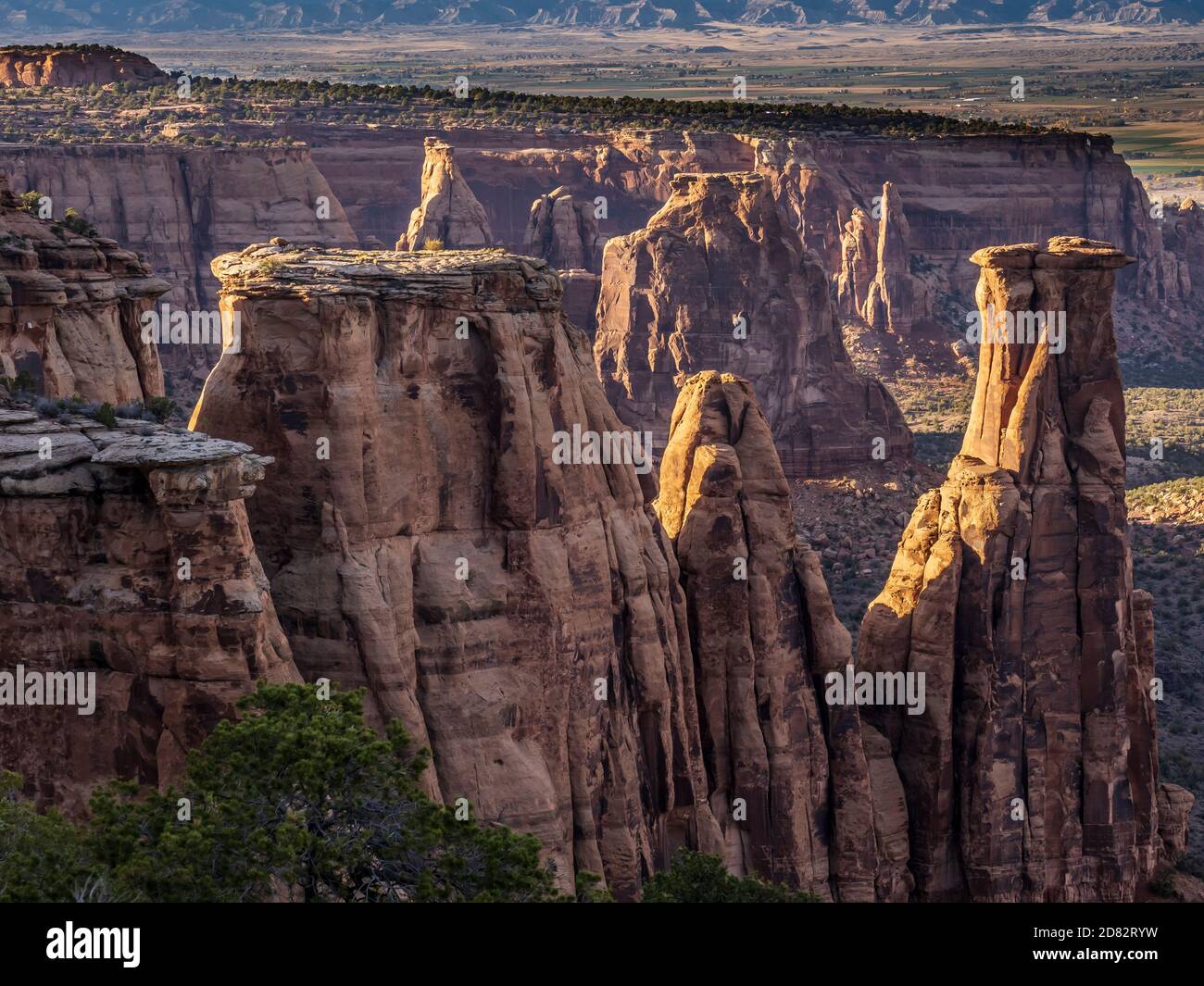 Kissing Couple formation and walls from the Monument Canyon Viewpoint ...