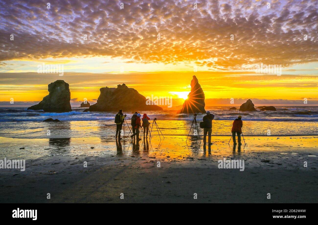 Group of photographers taking photos of the rock formations and sun ...