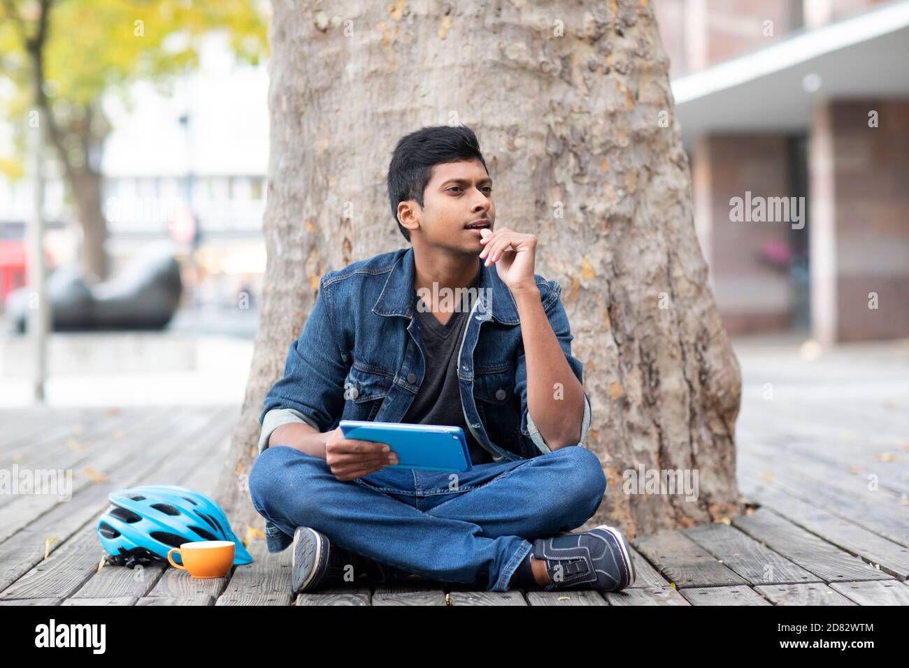 Young street ipad hi-res stock photography and images - Alamy