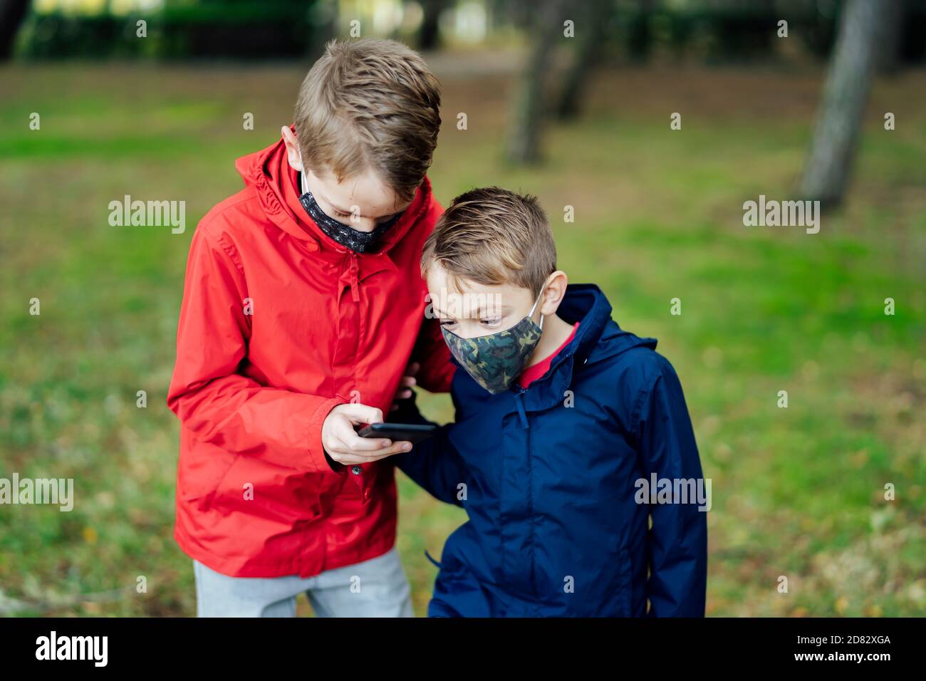 children playing with their smartphone Stock Photo - Alamy