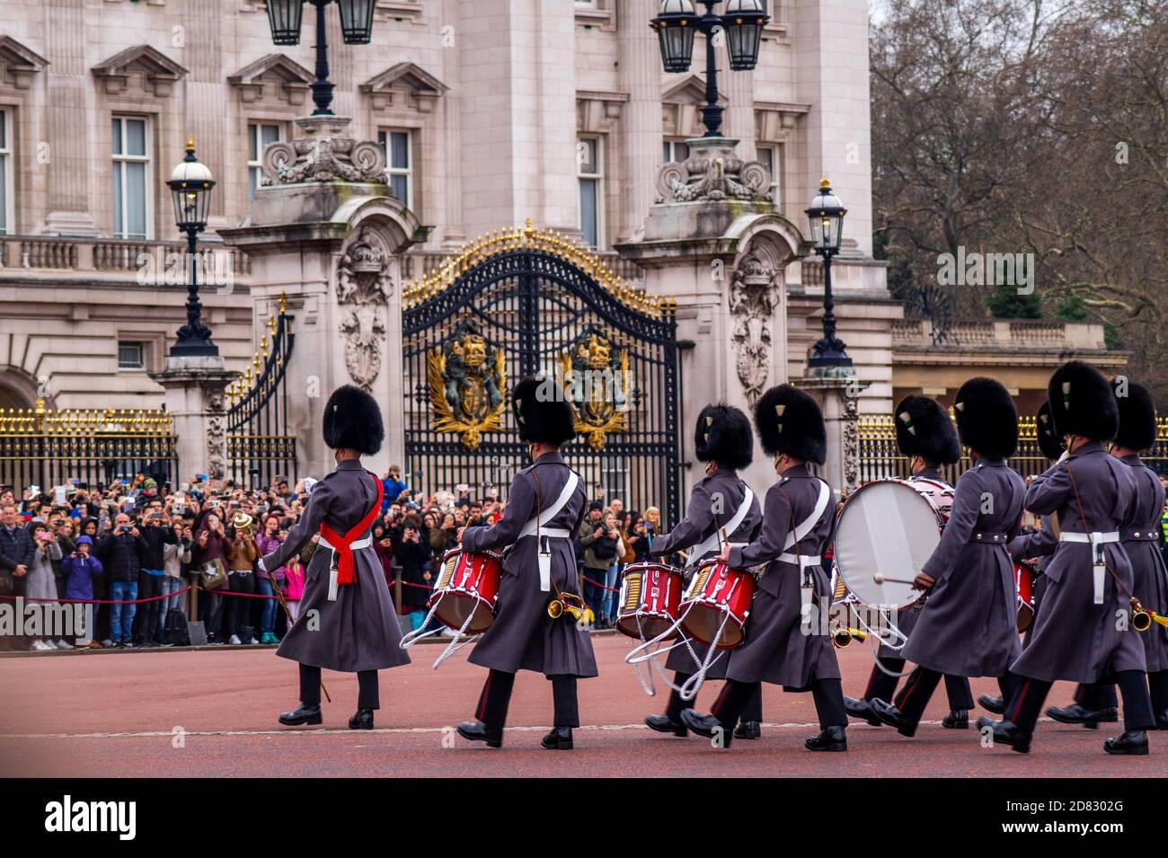 Queens Guard patrol Buckingham Palace Stock Photo - Alamy