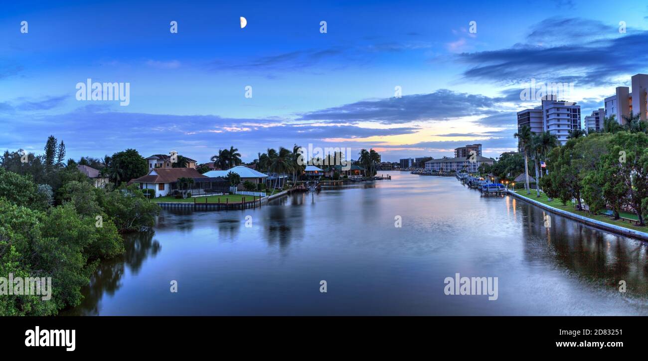 Moon in day sky florida hi-res stock photography and images - Alamy