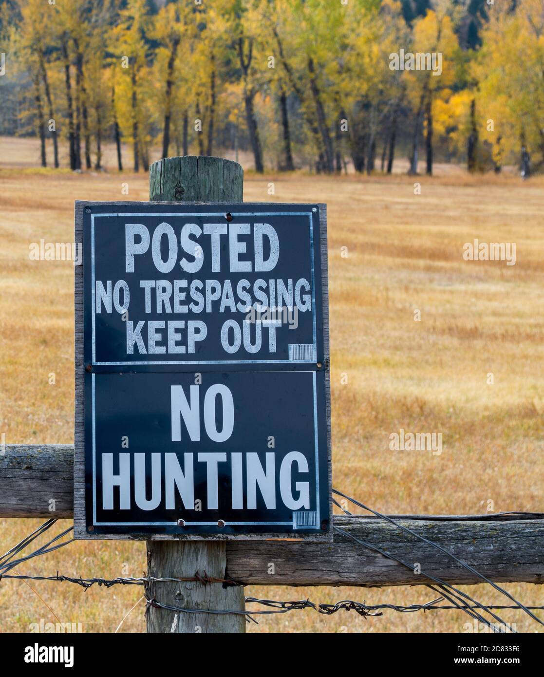 Hunting sign and fence hi-res stock photography and images - Alamy