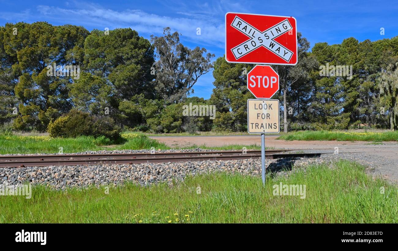 Railroad crossing and give way traffic sign hi-res stock photography ...
