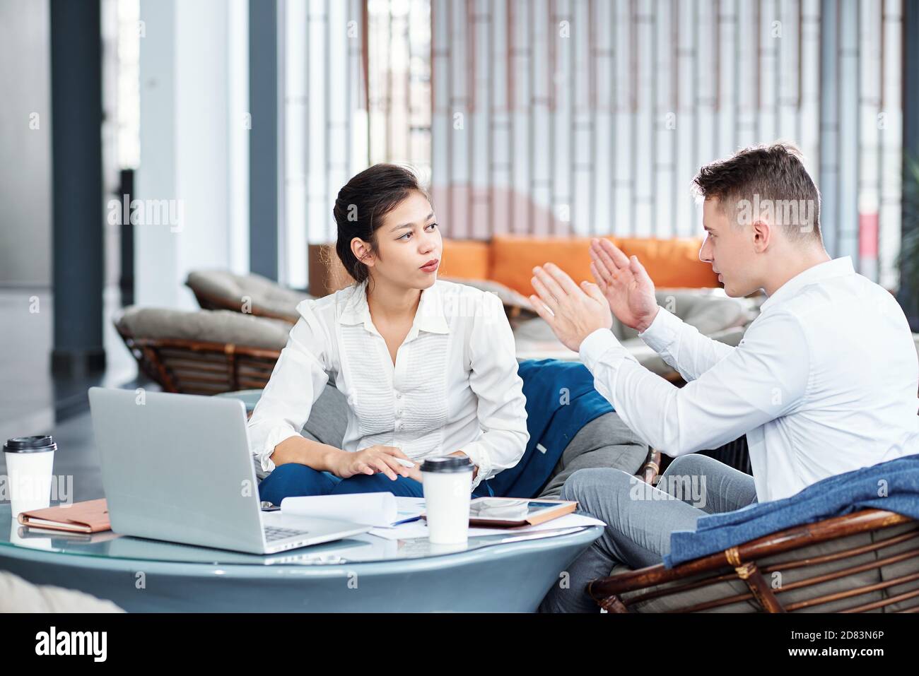Teamwork conversation hi-res stock photography and images - Alamy