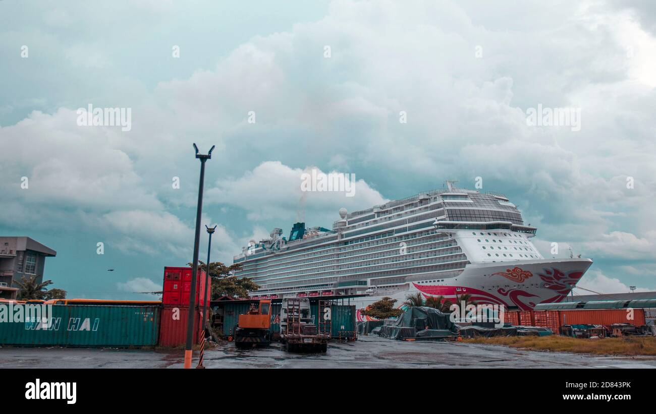 Giant cargo ship hi-res stock photography and images - Alamy