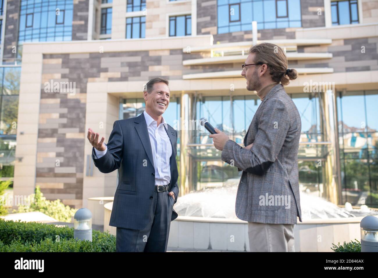 Journalist interviewing outside hi-res stock photography and images - Alamy