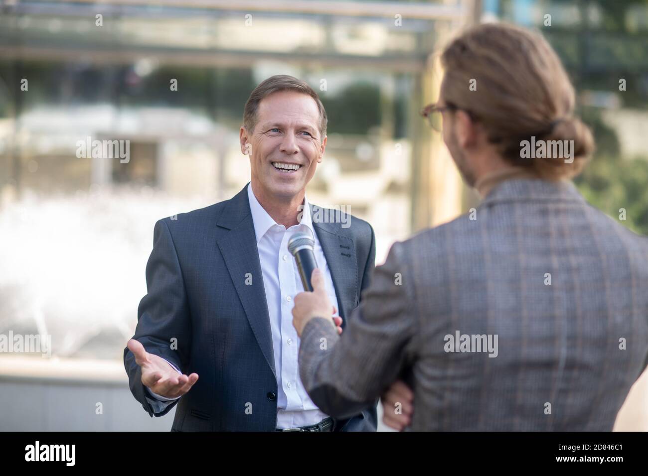 Male speaking hi-res stock photography and images - Alamy